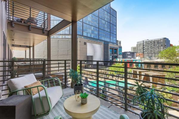 Condo With Pool Balcony And Garage Plus Walk To Downtown Broadway - Nashville, TN