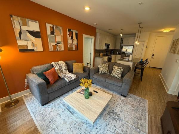 Uptown Escape - Free Parking, Pool, Walkable - Quail Hollow - Charlotte