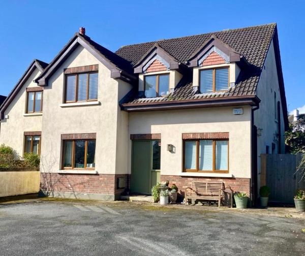 4 Bed House - Sleeps 8 - Pets - Parking - Wifi - Bray