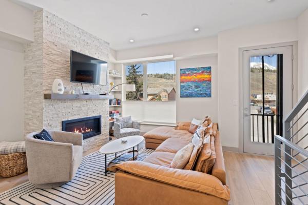 Modern Townhouse - Downtown, Rooftop Sauna & Views - Dillon, CO