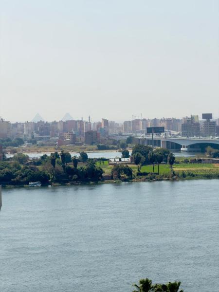 شقة فندقية فاخرة بإطلالة ساحرة على النيل ولاهرامات - Cairo