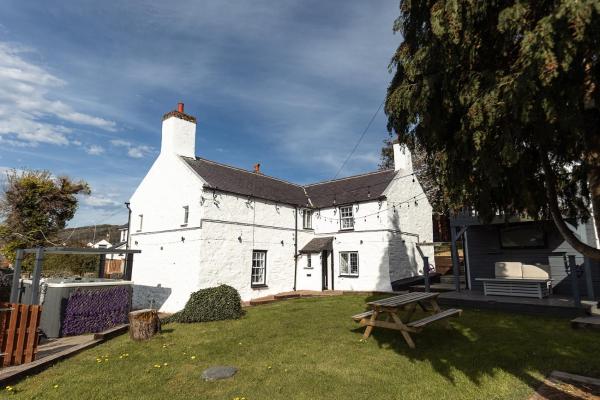 5-bed North Wales Escape With Hot Tub & Beautiful Valley Views - Conwy