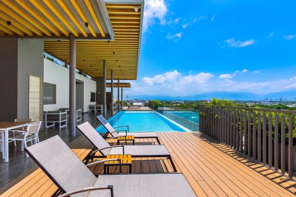 Modern Condo With Breathtaking Views, Infinity Pool, And En Suite Bedrooms - Nuevo Vallarta