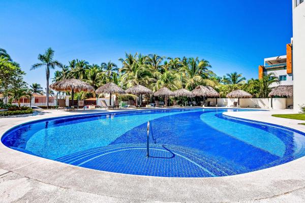 Spacious Condo With Near The Beach With Resort-style Pool, Inviting Balcony - Nuevo Vallarta