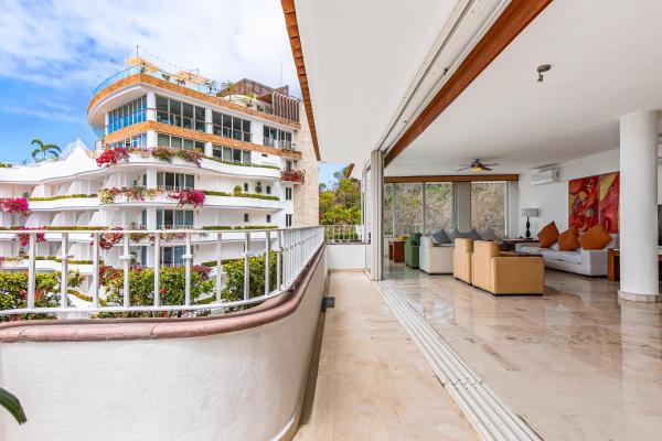 Elegant Oceanview Penthouse With Private Rooftop Jacuzzi, Pools & Spa Access - Puerto Vallarta