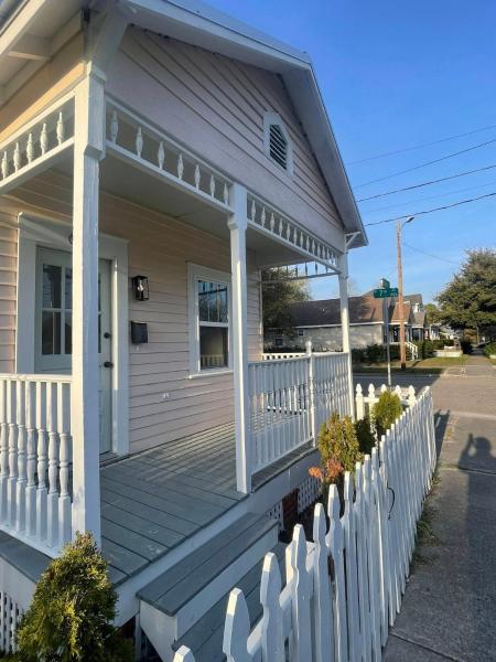 Brooklyn Arts District Renovated 1920's Cottage - Leland, NC