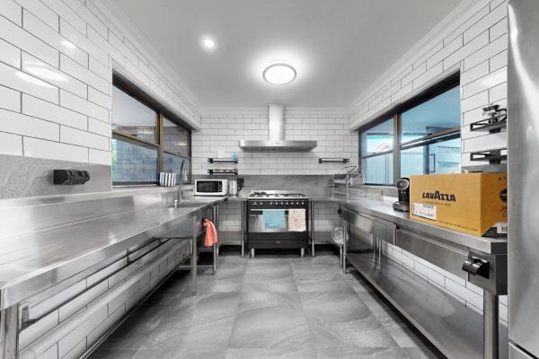 Waterfront Stay At Newport Commercial Kitchen - Redcliffe
