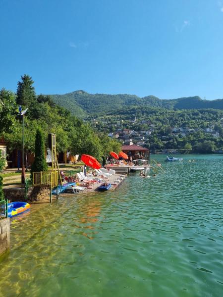 Wooden Lakefront Bungalow 'Miris Ljeta' - Bosnie-Herzégovine