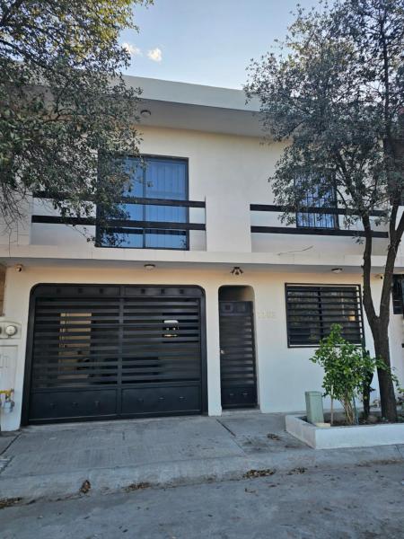 Residencia En Mitras Poniente - Santa Catarina
