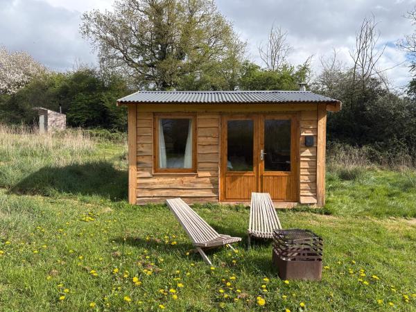 Simple Basketmakers Hut Cabin For Two - Tonbridge
