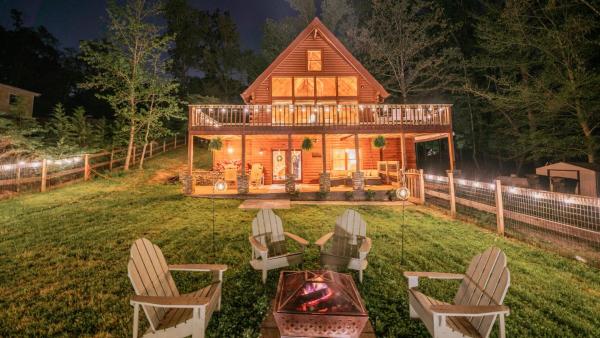 Amenity Packed A-frame Cabin With Two Bedrooms And Loft - Gainesville