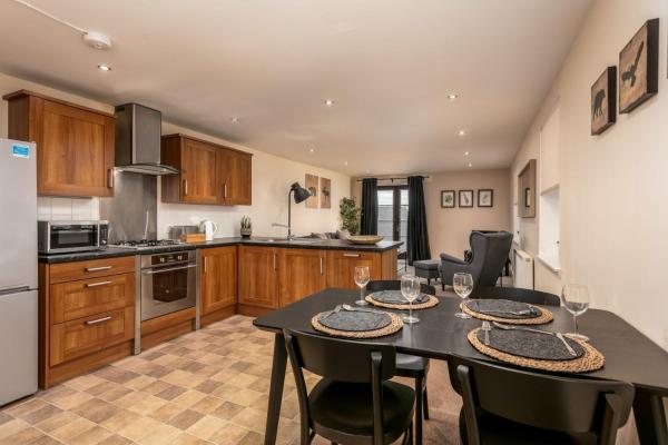 Elliot Suite No7 - Donnini Apartments - Ayr, UK
