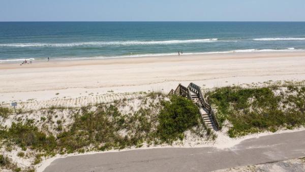 Experience Ocean Views In This 3-bedroom Beachside Bungalow In North Topsail Beach - North Topsail Beach, NC