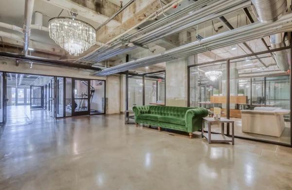 2 Bed Loft Retreat With Pool, Game Room & Valet - Dallas, TX