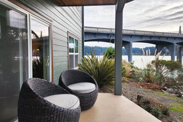 Riverfront Views, Walk To Old Town, Dog Friendly! The Tide That Binds - Florence, OR