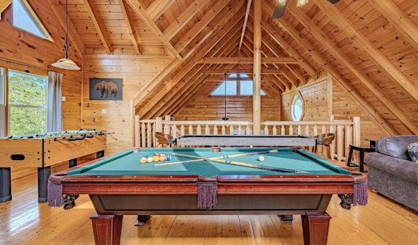 King Beds, Community Indoor And Outdoor Pools & Putt Putt, Pool Table, Hot Tub, Shuffleboard Table! - Pigeon Forge, TN