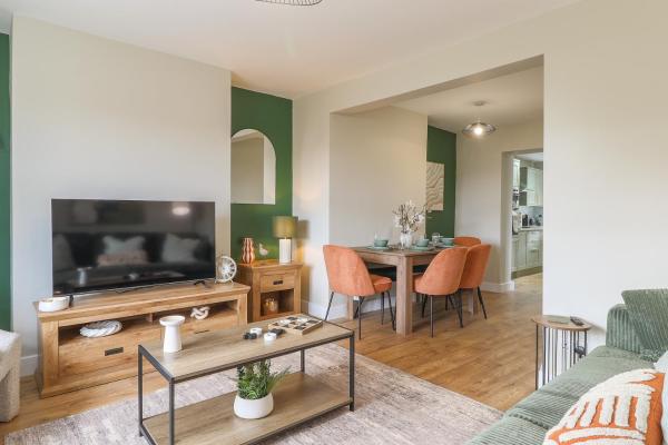 Perfect Booking 4 Bed Home With Garden Dining - South Wales