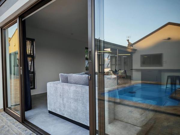 Queen Comfort Courtyard Room With Private Bathroom - Parklands