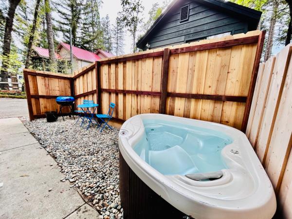 Fox Cabin - Lakefront Property - Sleeps 4 - Bass Lake, CA