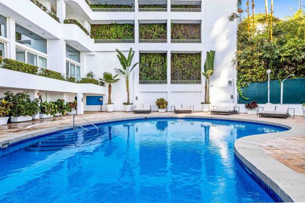 Relaxing Hillside Retreat Near Town With Rooftop Pool & Spacious Interior - Puerto Vallarta