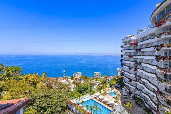 Elegant Bayview Suite With Terrace Access, Full Kitchen, Pool, Hot Tub & Gym - Puerto Vallarta