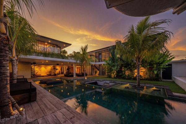 Barabuda - Impressive 6-bedroom Villa With Jacuzzi And Slide! - Canggu