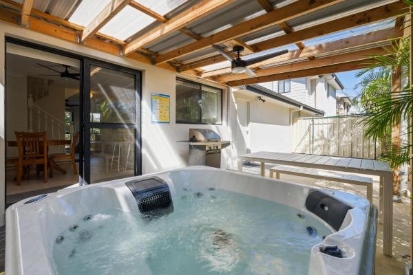 Hawks Nest Hideaway | Spa, Bbq, Bikes & Pool Table - Hawks Nest
