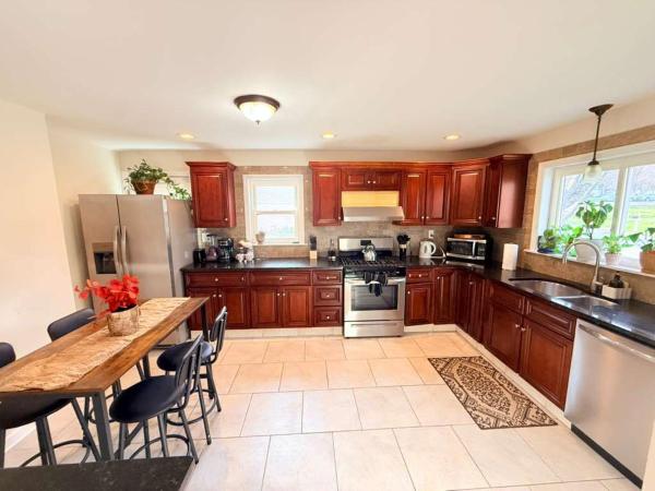 Cozy Private Queen Room 5 With Desk Tv And Wifi Near Yale - Connecticut