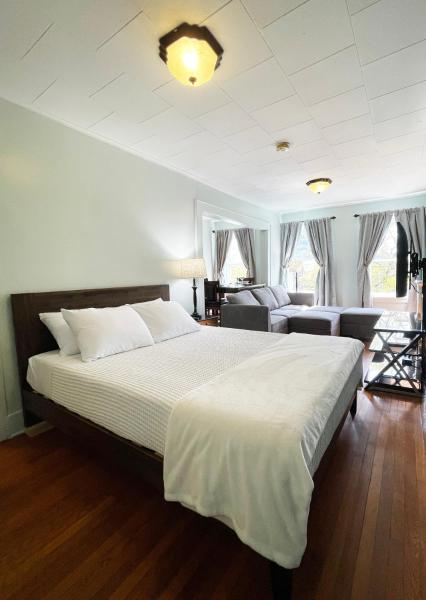 Stylish Hotel Style Suite In Geneva's Uptown Row - Geneva, NY