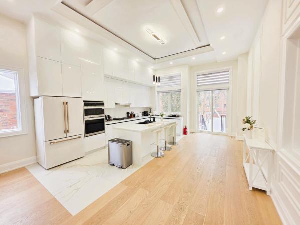 Luxury House With Open Living Space - Toronto