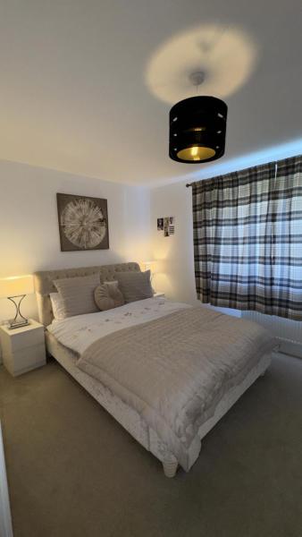 Stunning Three Bedroom House In London - Surbiton