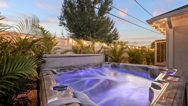 Azure Relaxing Escape Villa Private Pool Spa - Venice
