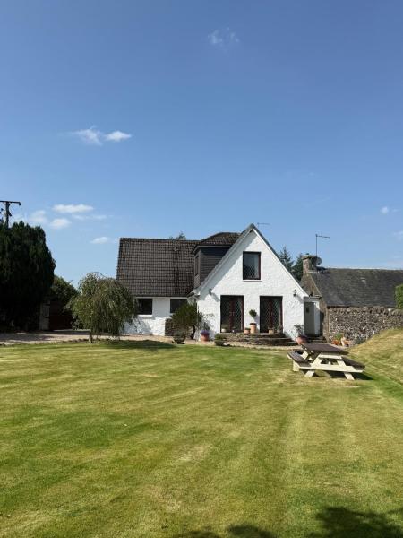 Countryside Farmhouse - Glasgow - Sleeps 6 - East Kilbride