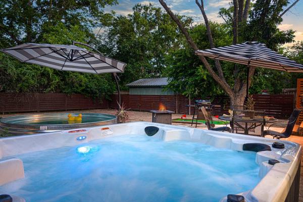 Cava House, Hot Tub, Cowboy Pool, Fire Pit! - Fredericksburg, TX