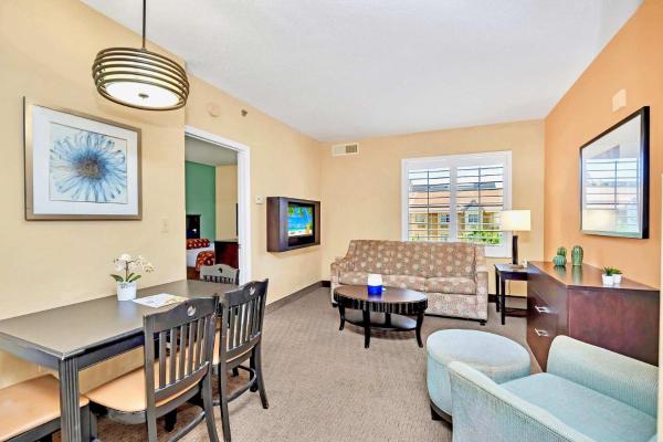 Condo Near Universal Studios With Pool & Hot Tub - Orlando, FL