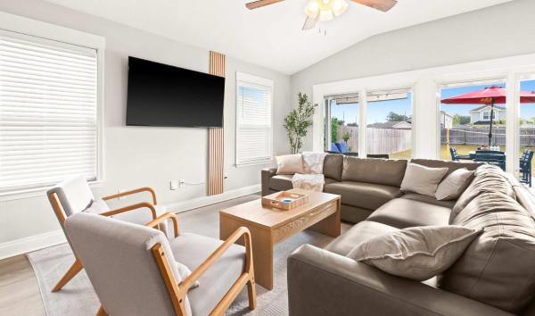 New Home With Fenced Yard Large Deck & Fire Pit - Navarre, FL