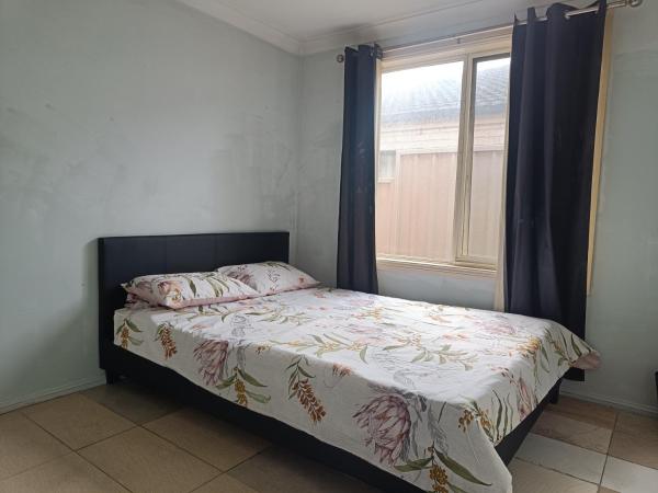 Budget Queen Room In Shared House - 49a3 - Fairfield