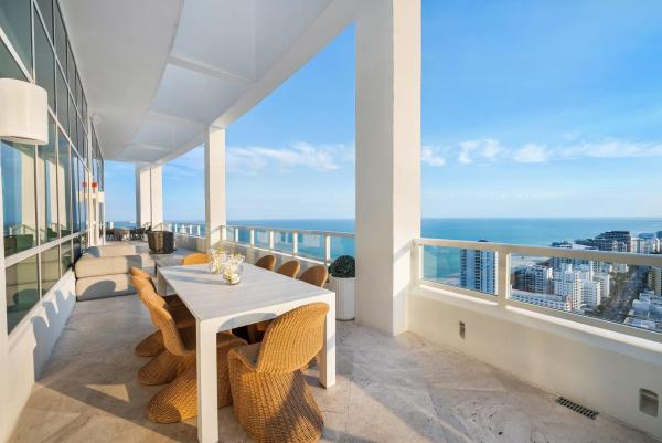 Fontainebleau Penthouse Cabana And Airport Shuttle - Miami Beach, FL