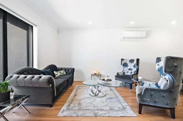 Spacious Tarneit Home With Private Garden - Werribee