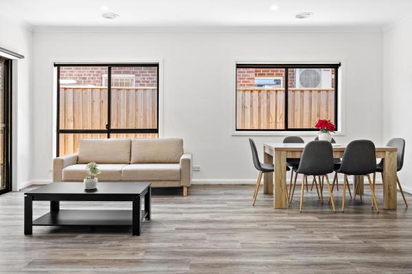 Spacious 4-bed Home With Private Outdoor Area - Caroline Springs