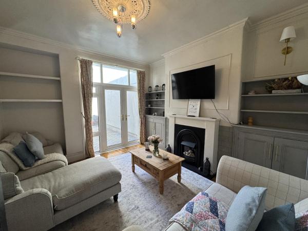 Beautiful 4 Bedroom Home In Heart Of Bridgend - By Ekliving Partners Short Lets & Serviced Accommodation - Bridgend