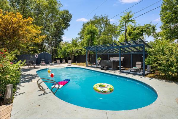 Hottub, Firepit, Pets, Pool Table, Outdoor Dining - Hendersonville, NC