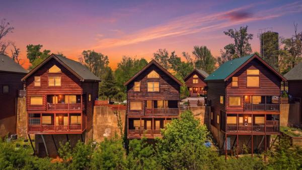 Picturesque Mtn Escape Hot Tub Pool Game Room - Sevierville, TN