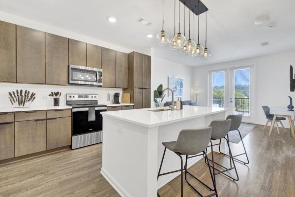 Chic Oasis With Pool, Gym, And Stunning City Views - Birmingham, AL