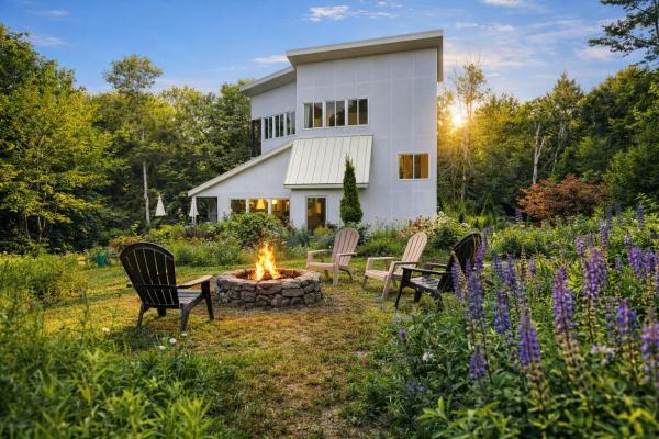 Modern Glass House With Firepit, Views & Private Retreat - Woodstock, NY