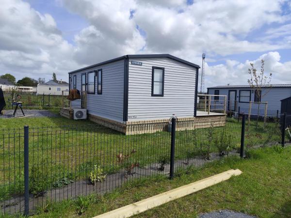 Mobil Home Num 4 , Se Situant Dans Un Parc De Résidence De Loisir Proche De La Mer - Grandcamp-Maisy
