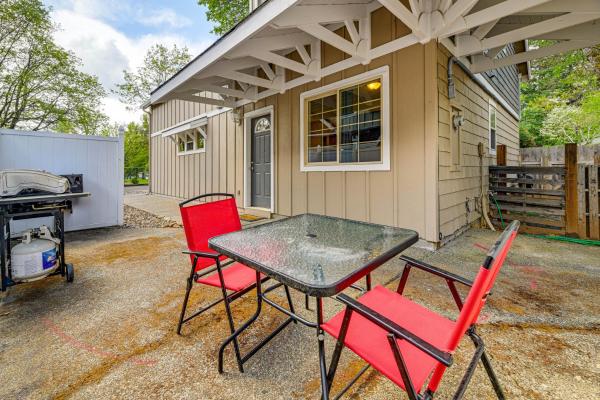 Patio & Game Room! Cozy Studio Near Oregon Caves - Cave Junction, OR