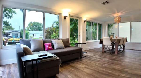 Modern Waterfront 2br Oasis - Pembroke Pines, FL