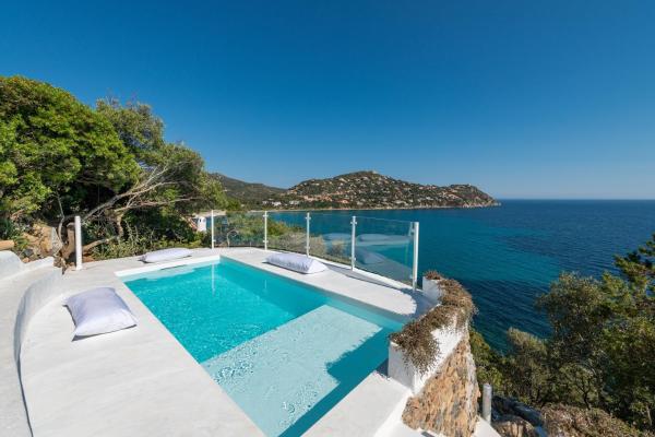 Seafront Villa With Private Pool - Quartu Sant'Elena