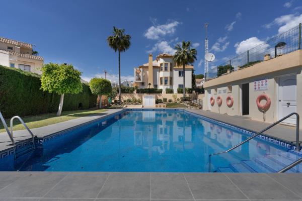 Beachside Townhouse - Sleeps 8 - Marbella